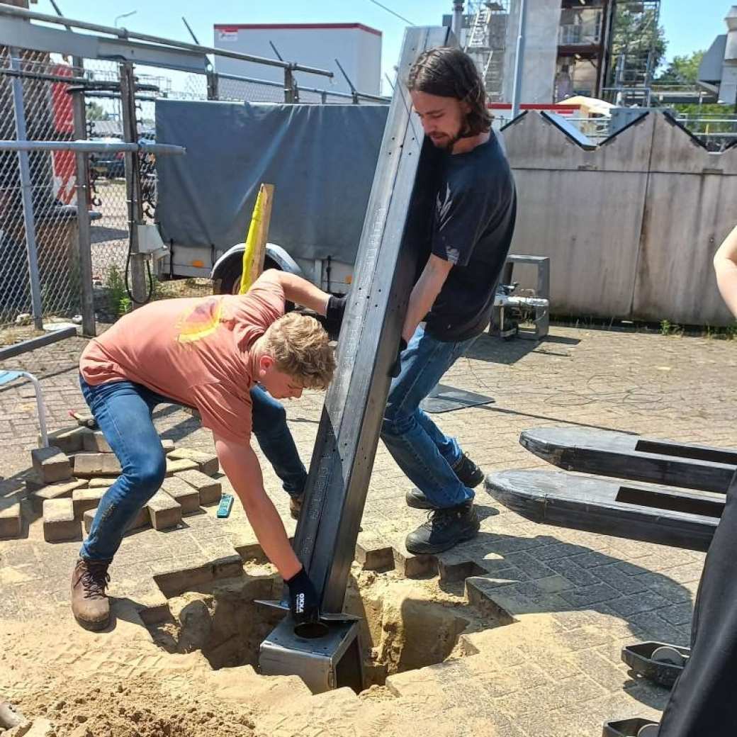 HAN-studenten leggen fundament onder laadpaal van de toekomst