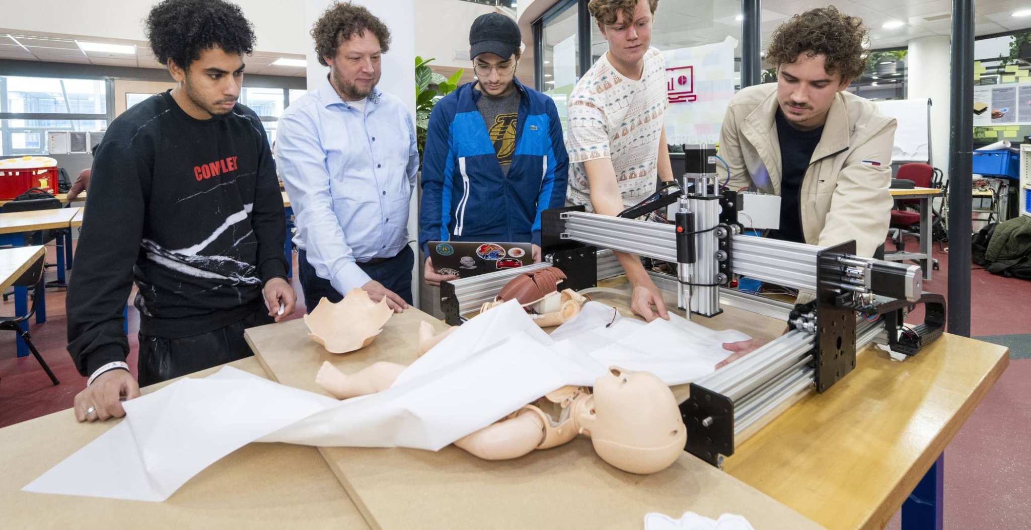 Nieuwe stap in medische simulatie: studenten creëren realistische baby