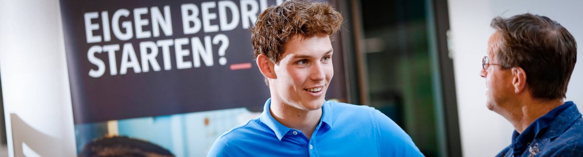 Smart Student Som Studerer Profielwerkstuk Gen Z En De Millennials